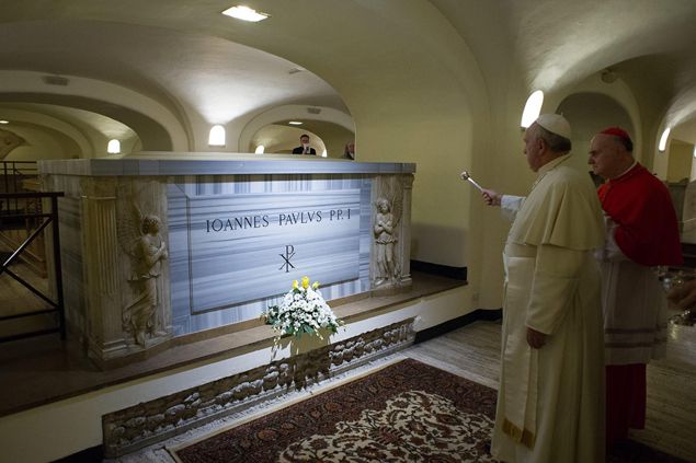 Il Papa nelle Grotte vaticane prega per i papi defunti - Famiglia Cristiana