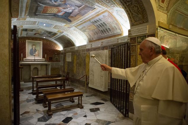 Il Papa nelle Grotte vaticane prega per i papi defunti - Famiglia Cristiana