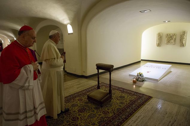 Il Papa nelle Grotte vaticane prega per i papi defunti - Famiglia Cristiana