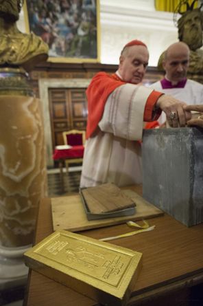 Giubileo, primi colpi di piccone alla Porta Santa di San Pietro ...