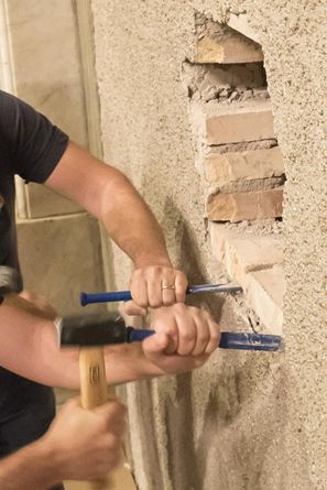 Giubileo, primi colpi di piccone alla Porta Santa di San Pietro ...