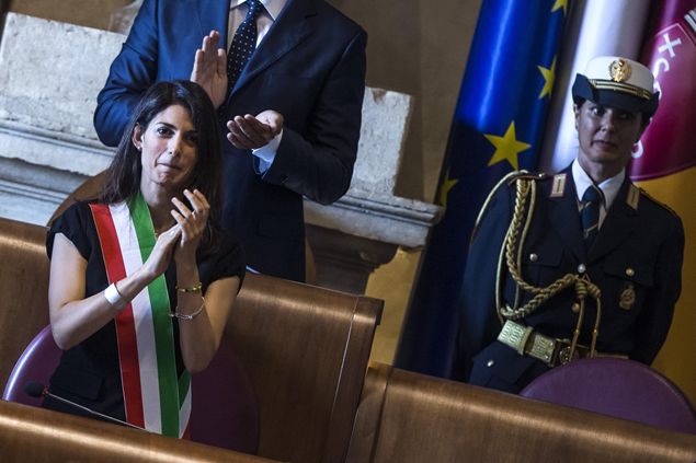 Campidoglio, Virgina Raggi fa sedere il figlio Matteo sullo scranno da ...