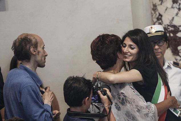 Campidoglio, Virgina Raggi fa sedere il figlio Matteo sullo scranno da ...