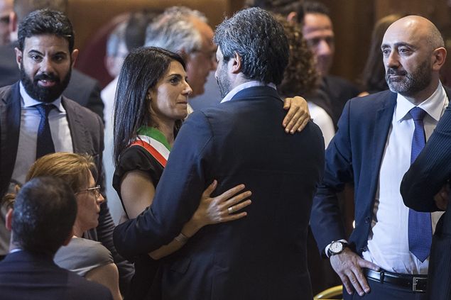 Campidoglio, Virgina Raggi fa sedere il figlio Matteo sullo scranno da ...