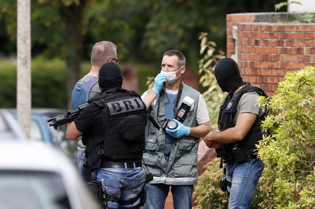 Rouen, le immagini dell'attacco e l'intervento delle teste di cuoio ...