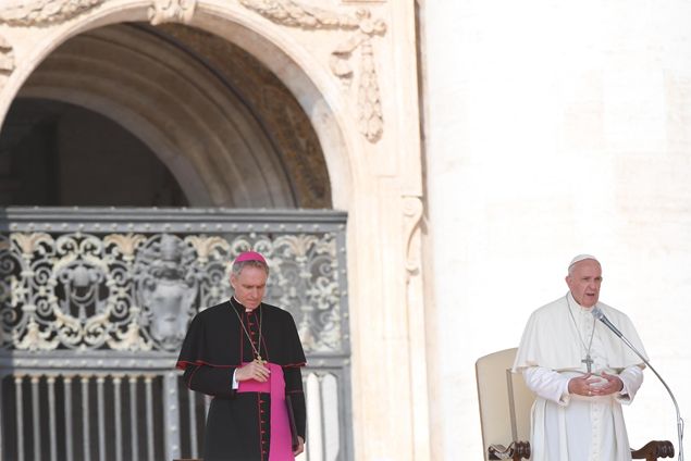Il Papa all'udienza con le sorelle di padre Jacques Hamel e il vescovo ...